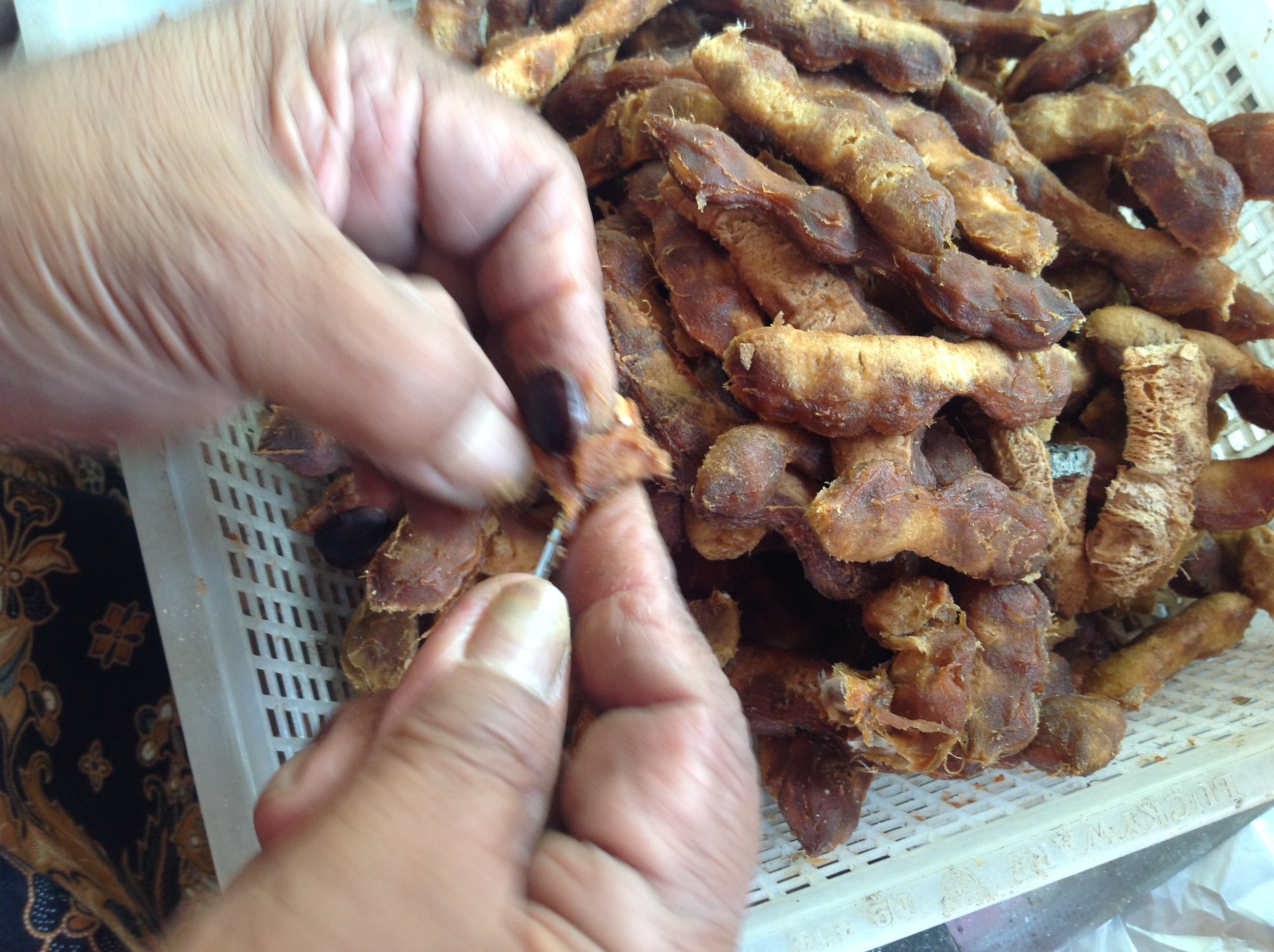 ~How to Prepare Tamarind Pods~ | Pranee's Thai Kitchen